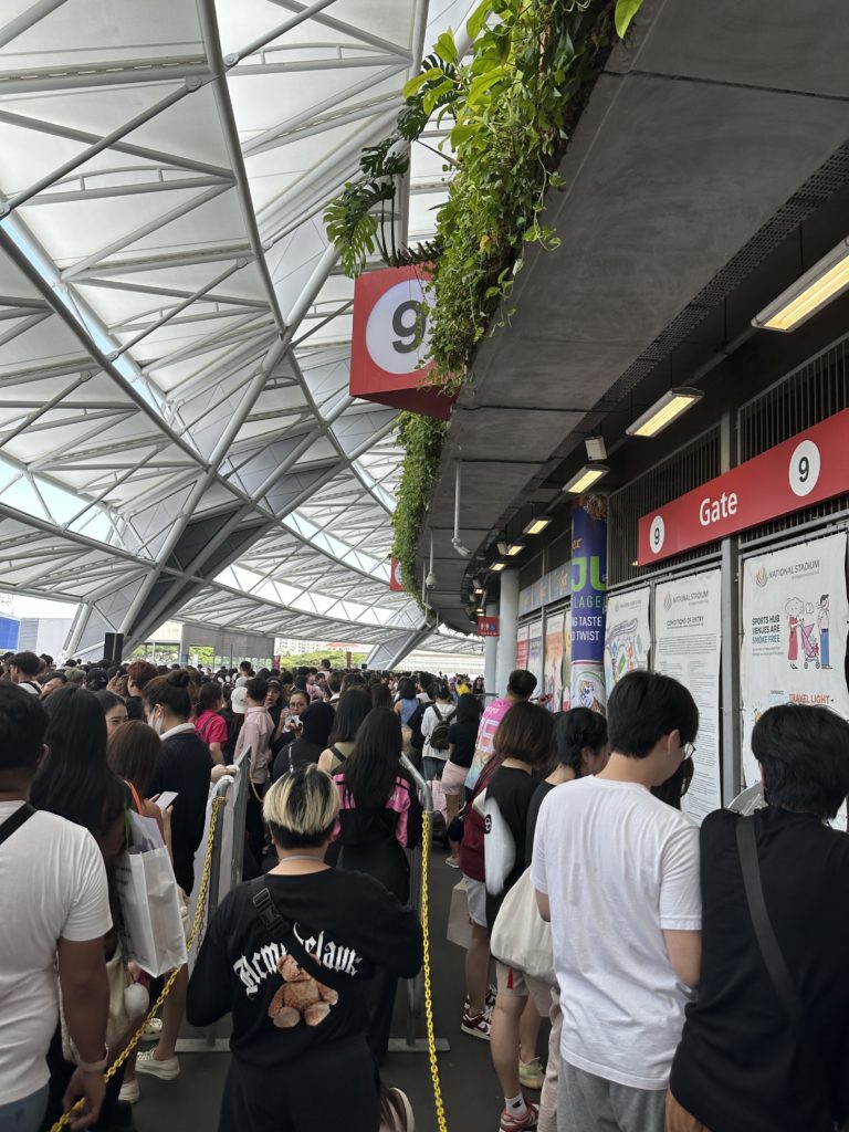 S’pore National Stadium Jam-Packed As Blackpink Fans Queue For Merch ...
