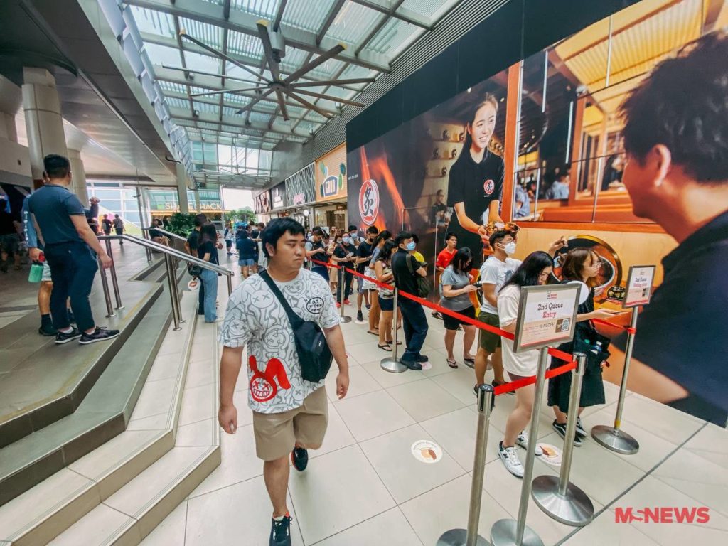 Queue For Mister Donut In Bishan Stretches Over 2 Floors, Waiting Time ...