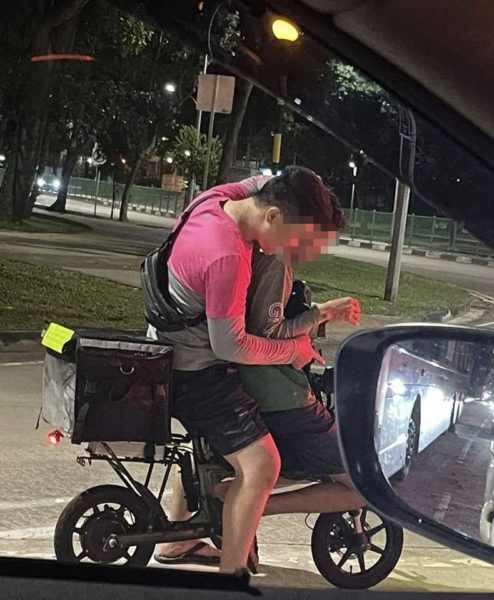 S'pore GrabFood & Foodpanda Riders Sit On Same Bike, Bromance Amuses ...