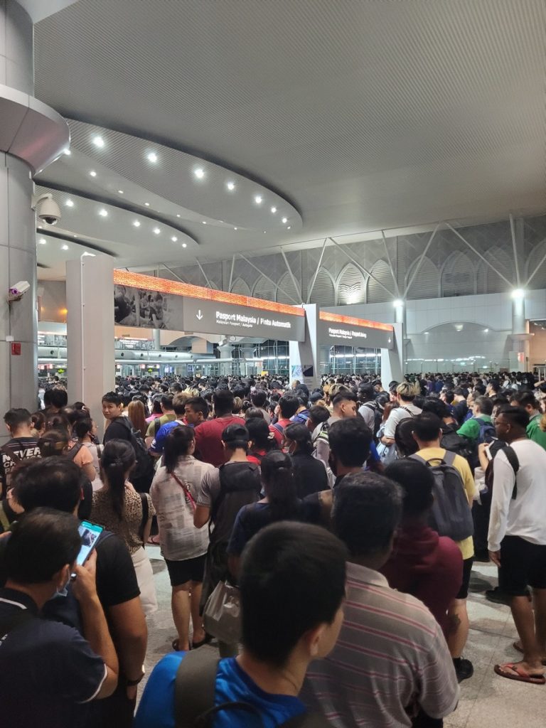 Massive Crowds At Johor Checkpoints Over Vesak Day Weekend, Travellers ...