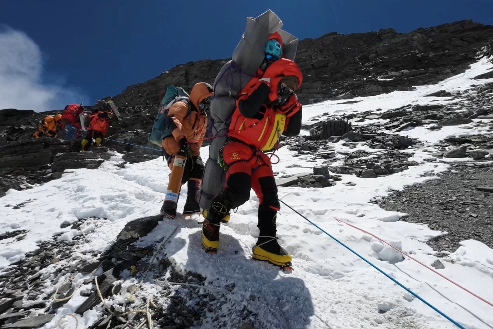 Nepali Guide Carries M'sian Climber For 6 Hours In Mount Everest Rescue ...
