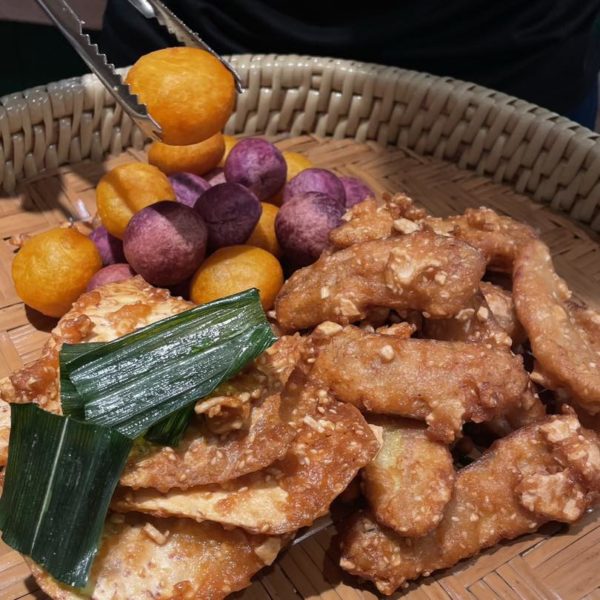 Aperia Mall Thai Supermarket Has Food Stalls Selling Stuffed Buns ...