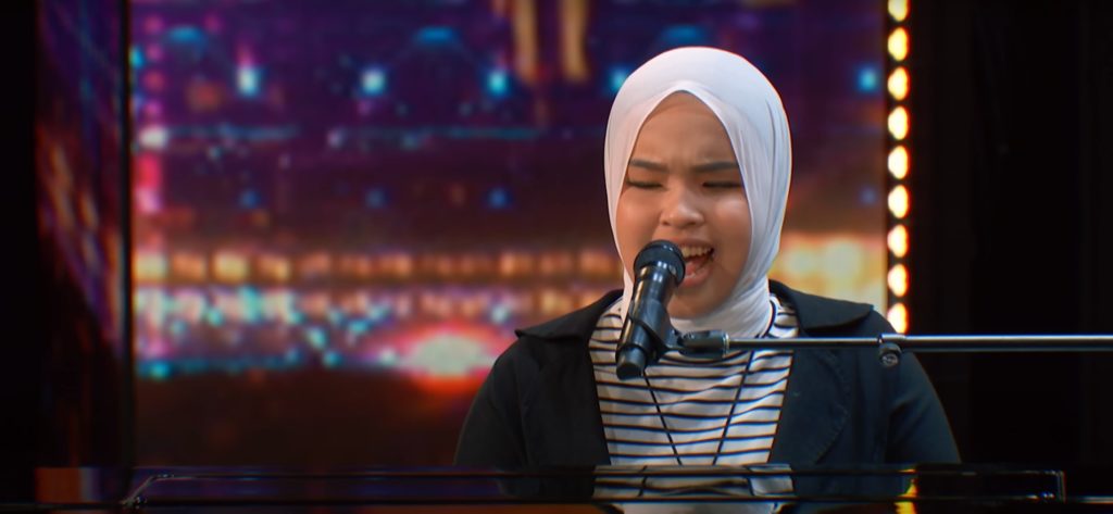 17-Year-Old Blind Singer From Indonesia Gets Golden Buzzer From Simon ...