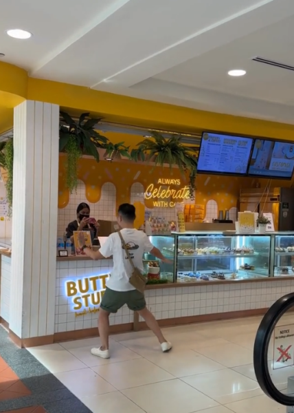 Man Sings & Dances To 'Little Mermaid' Song At Butter Studio Bugis, Likely For Free Cupcake