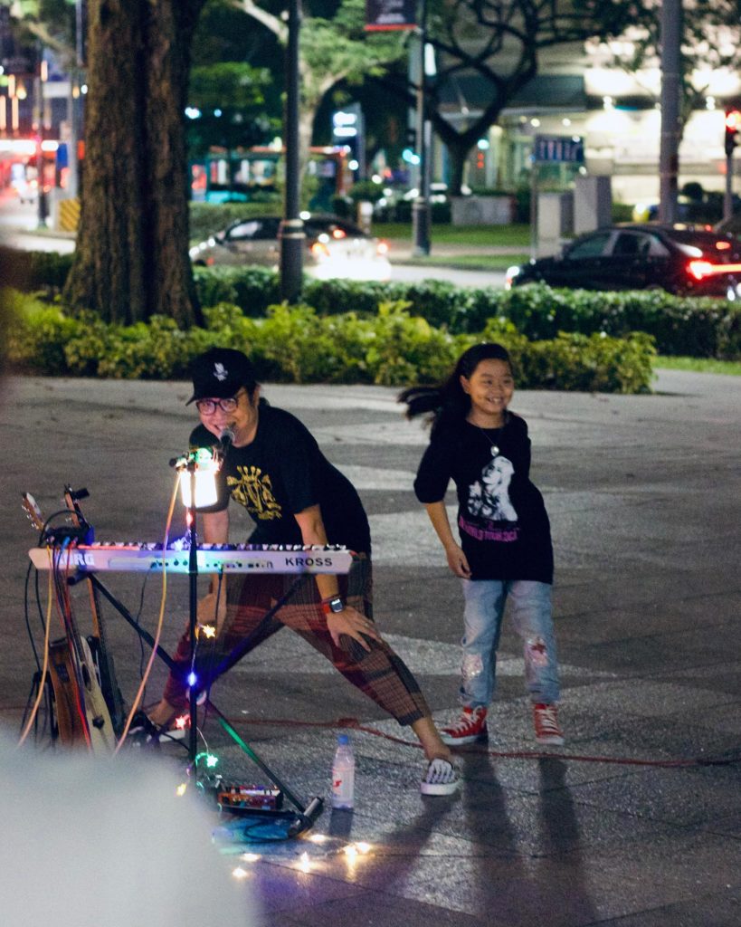 10-Year-Old Busker Performs Chinese Songs Outside Cathay, Impresses ...