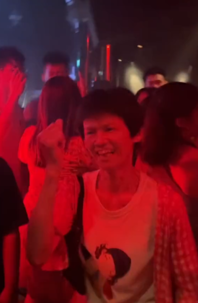 53-Year-Old Mother Clubs With Daughter At Zouk S'pore, Shows Off Sick ...