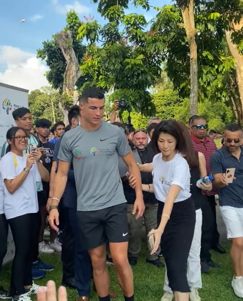Ronaldo Appears Irritated As 'Auntie' Keeps Touching Him, She's ...