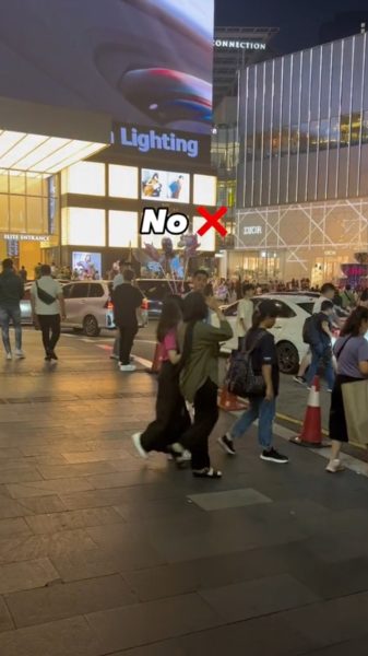 M'sian CEO Offers Passers-By Balloons, Treats First Customer To Coach Bag