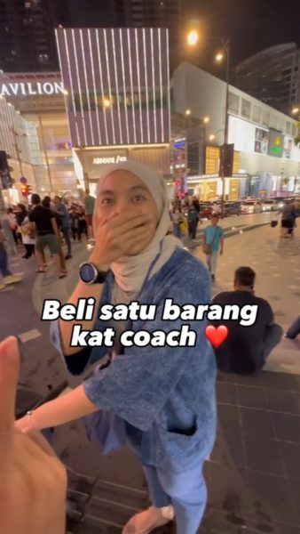 M'sian CEO Offers Passers-By Balloons, Treats First Customer To Coach Bag