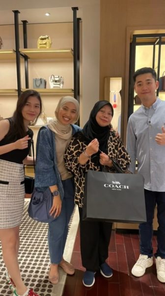 M'sian CEO Offers Passers-By Balloons, Treats First Customer To Coach Bag