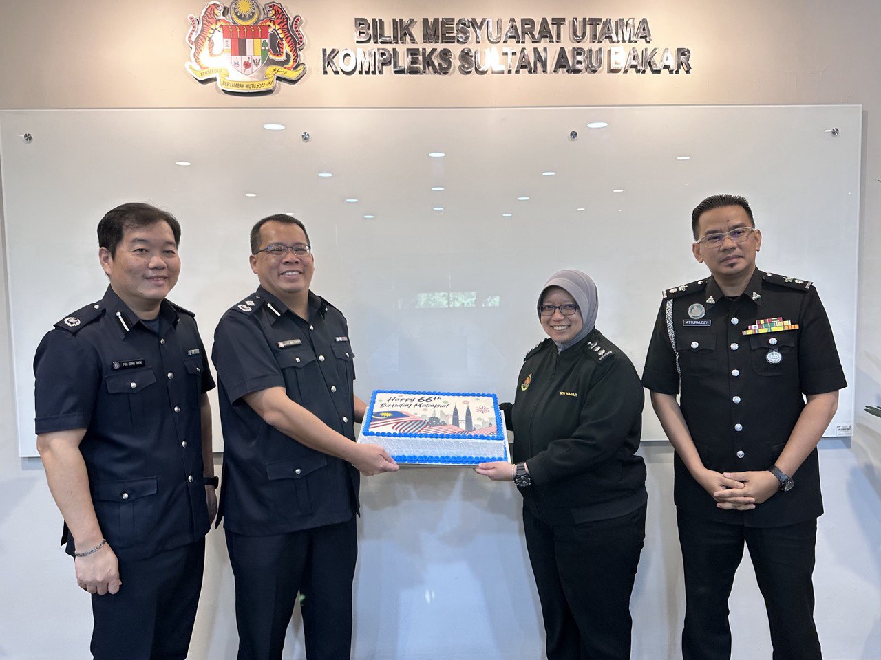 ICA Gives M'sia 2 Cakes For Merdeka Day, Says It's An Annual Tradition