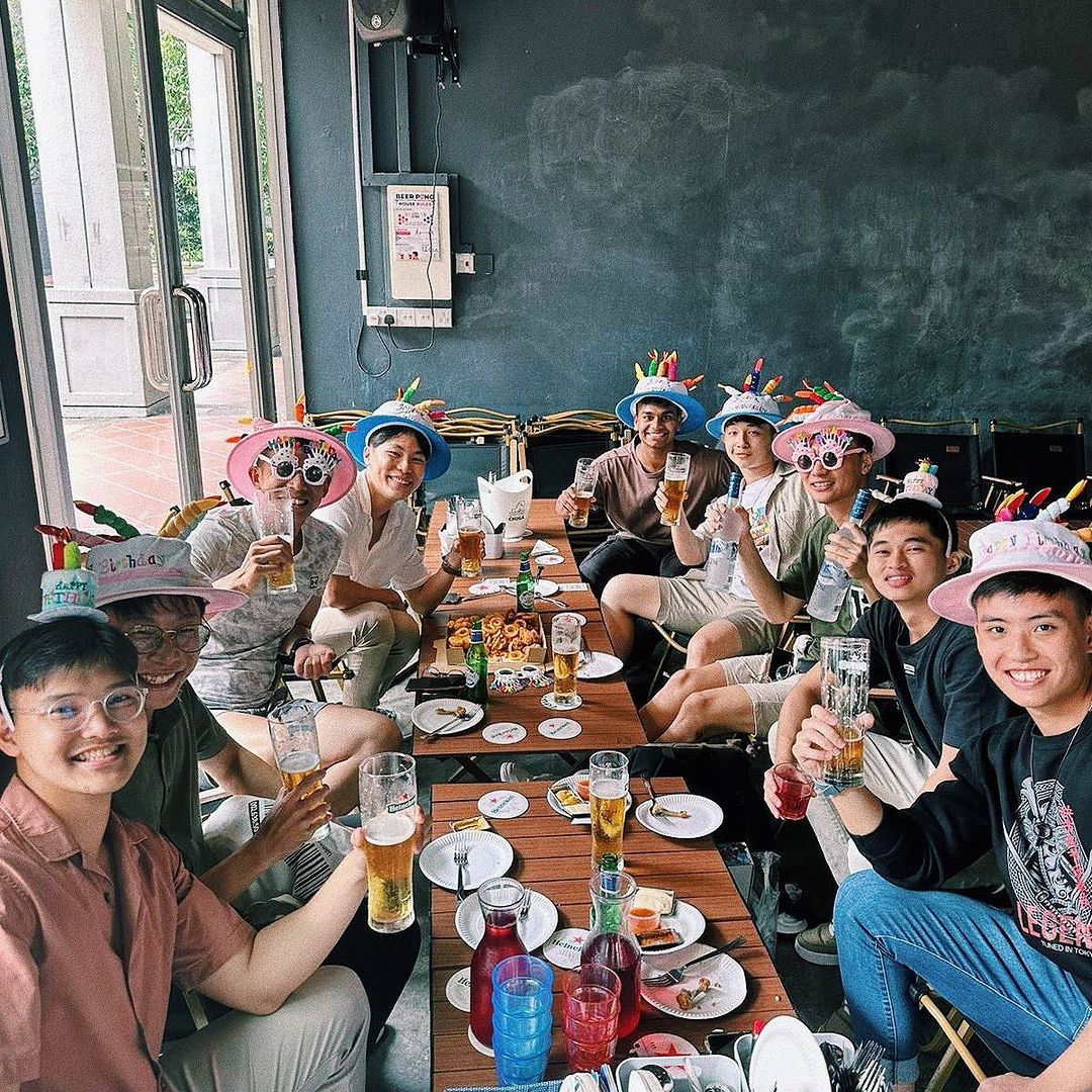 Stickies Bar Has Unlimited 1-For-1 Alcohol & Free Birthday Shots ...