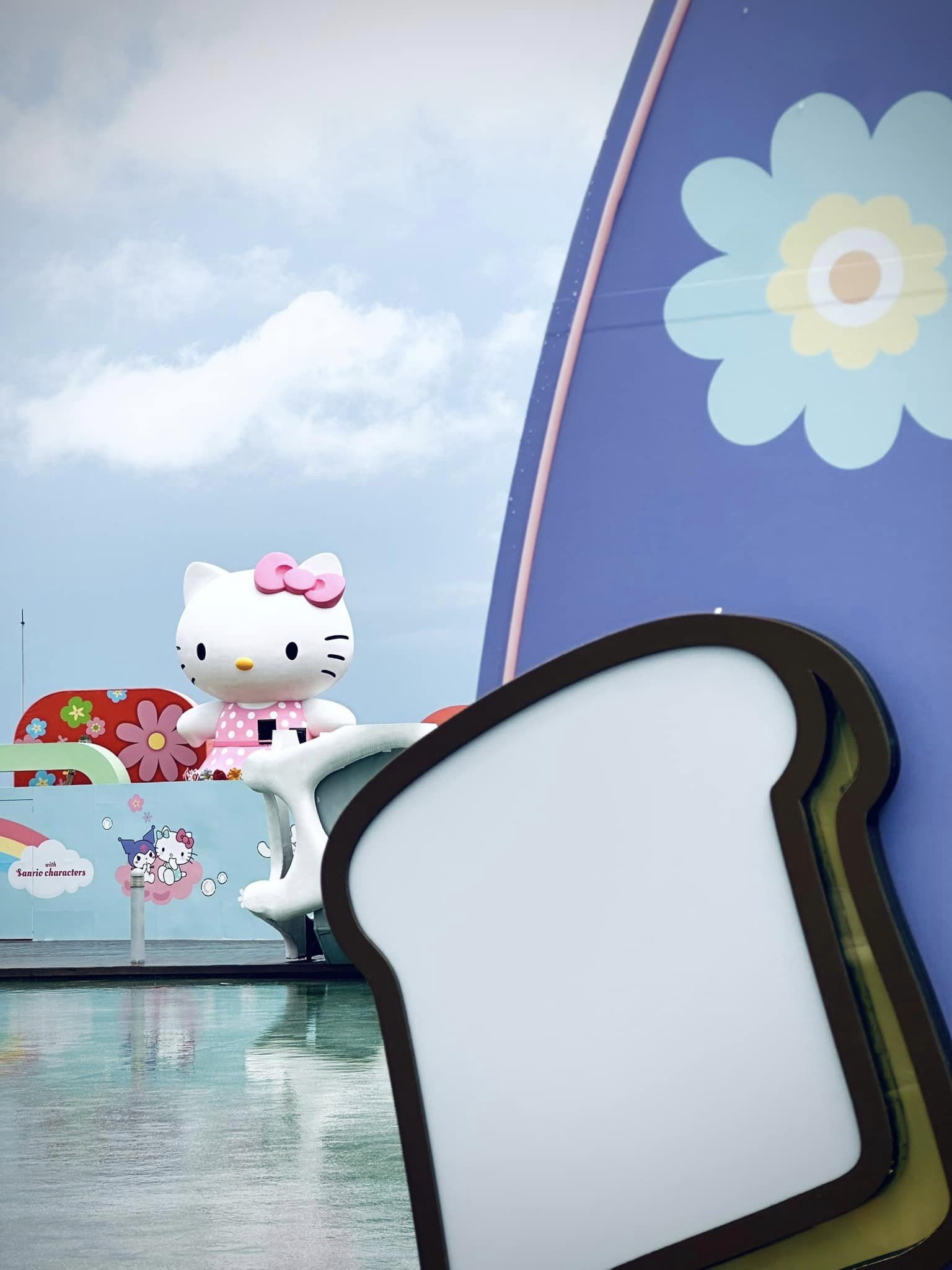 VivoCity Has Giant Hello Kitty & Rainbow Arches For Mid-Autumn, Enter A ...