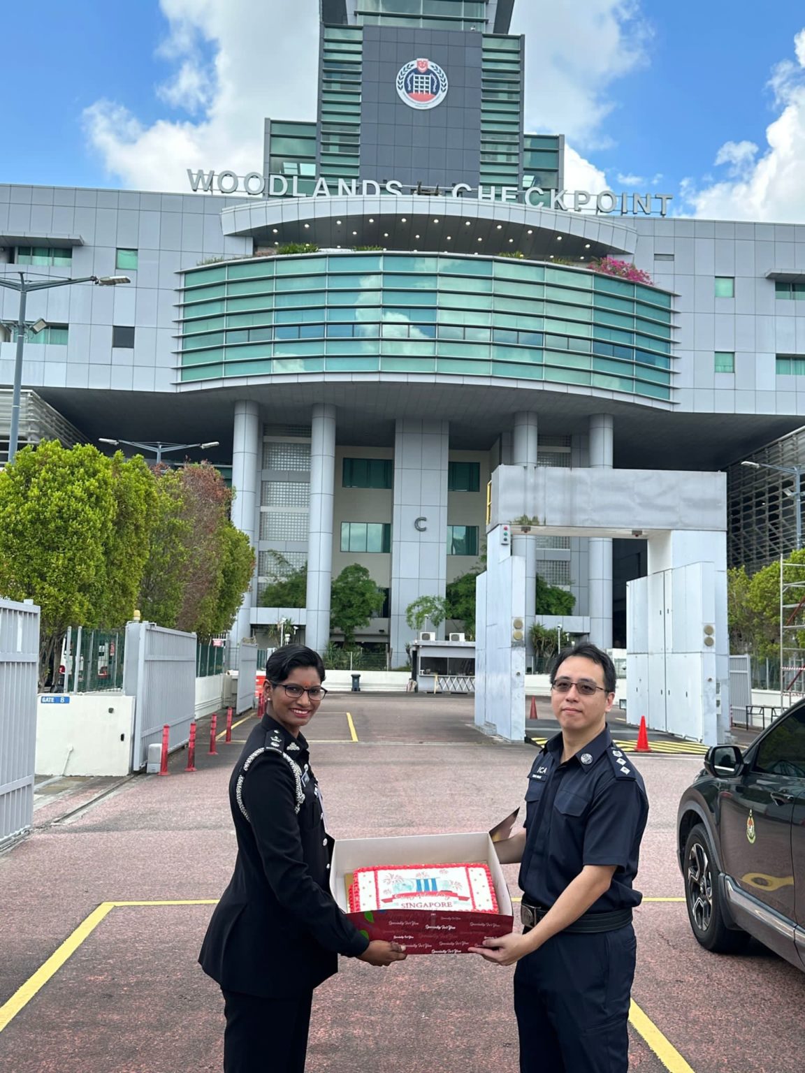 ICA Gets Birthday Cake From M'sia For National Day, Design Features MBS ...
