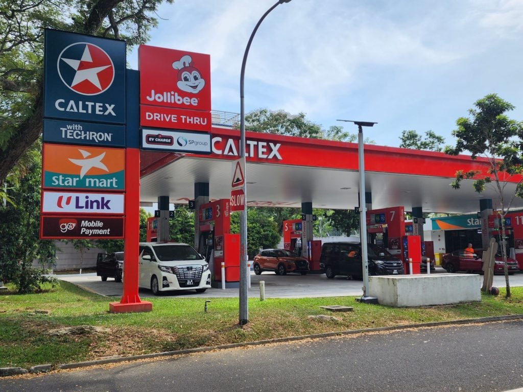 Jollibee Opens Drive-Thru In Jurong Spring, Get Your Fried Chicken To ...