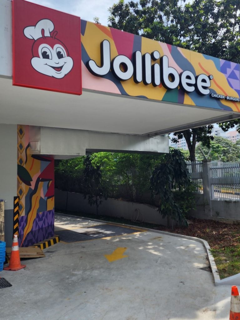Jollibee Opens Drive-Thru In Jurong Spring, Get Your Fried Chicken To ...