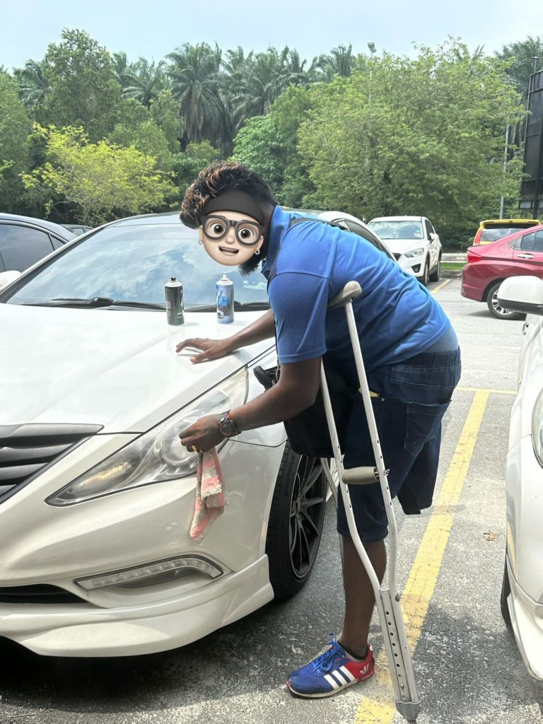 One-Legged Man Offers To Clean M'sia Couple's Car For S$60, They Admire ...
