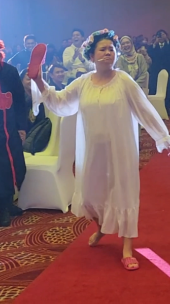 M’sian Woman Dresses Up As 'Kung Fu Hustle' Landlady For Company Dinner ...