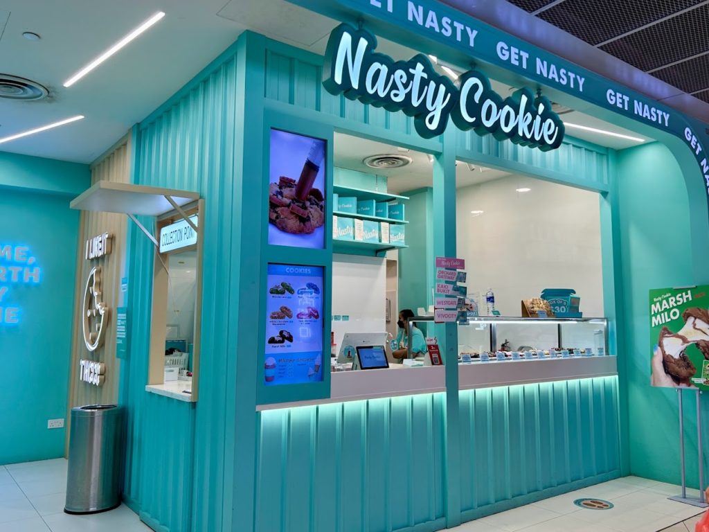 Woman Pretends To Buy From Nasty Cookie In Funan, Steals Their Plastic ...