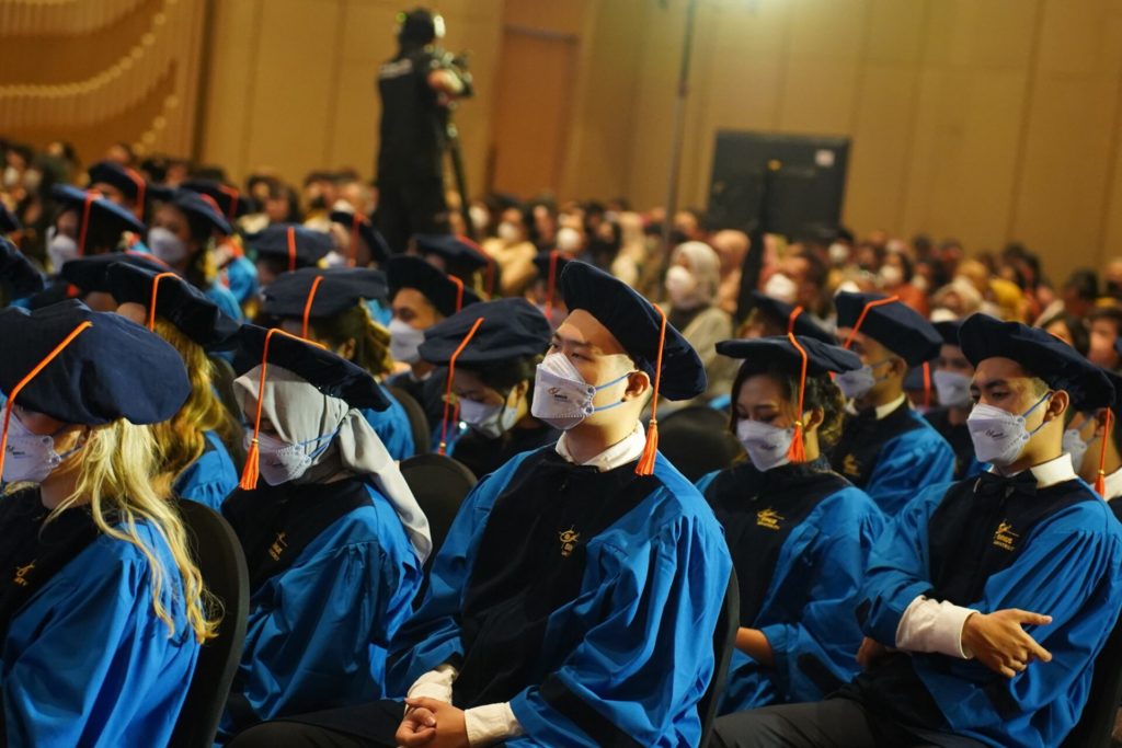 Indonesian University Student Seemingly Wears Shower Cap To Convocation ...