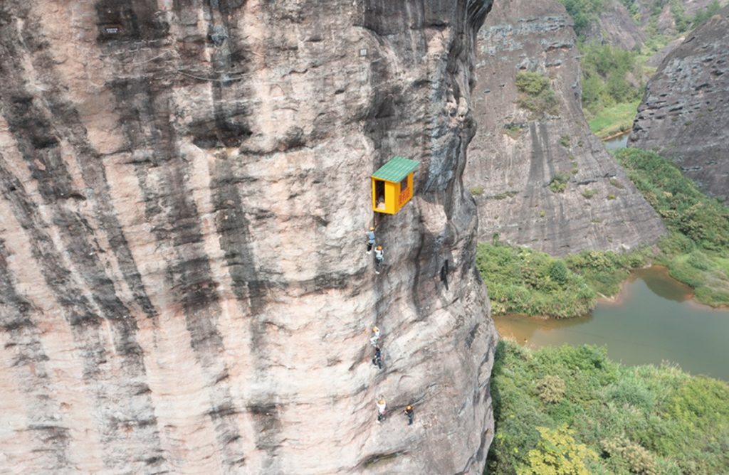 Convenience Store In China Sits On Mountainside 120m Above Ground ...