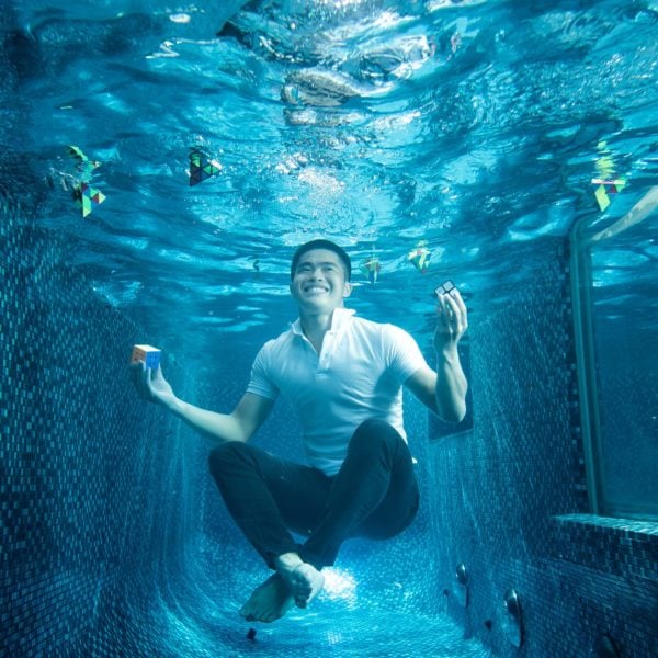 S'porean Man Solves 8 Rubik's Cubes Using 1 Hand Underwater, Has 12 ...