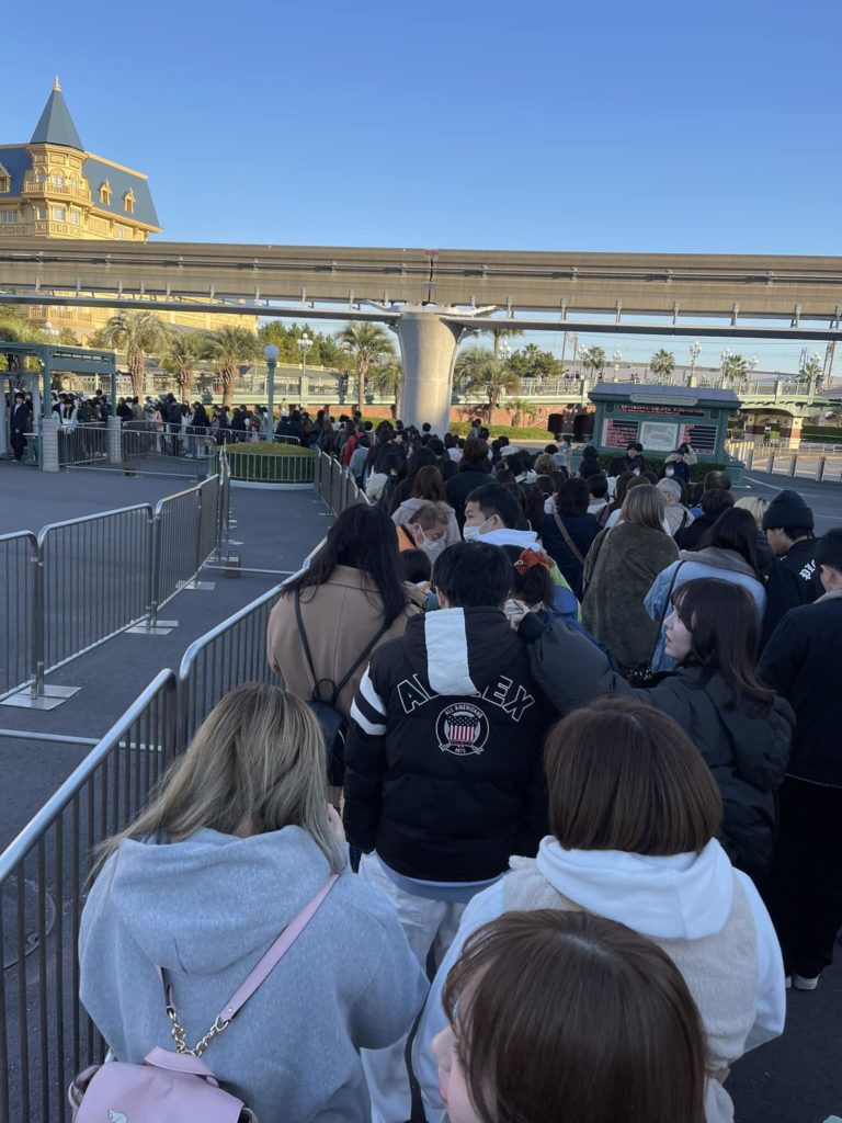 S'porean Encounters Long Queues At Tokyo Disneyland, Ends Up Spending ...