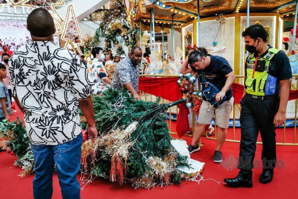 S’pore Man Hit On Head By Hanging Christmas Tree In KL Mall, Sustains ...