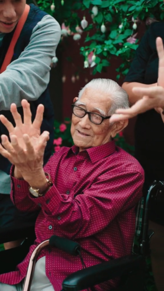 101-Year-Old S’pore Uncle Reunites With Family From Indonesia After ...