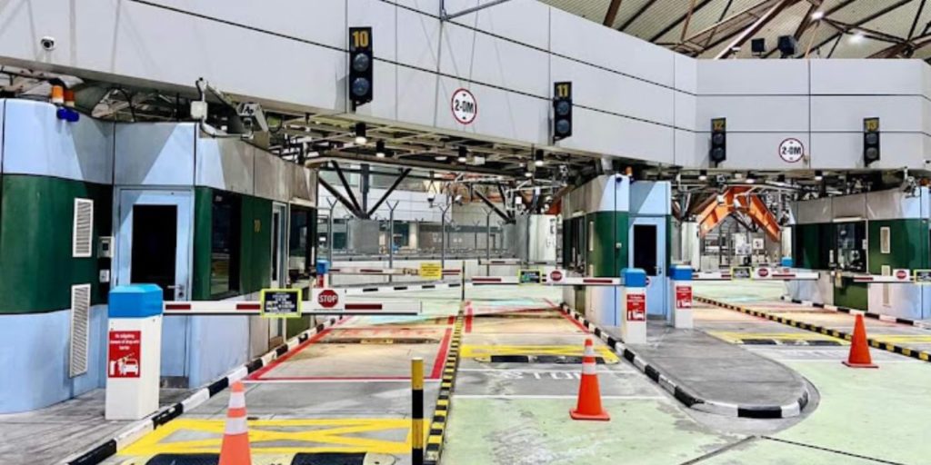 Driver Accelerates & Drags ICA Officer Several Metres At Woodlands ...