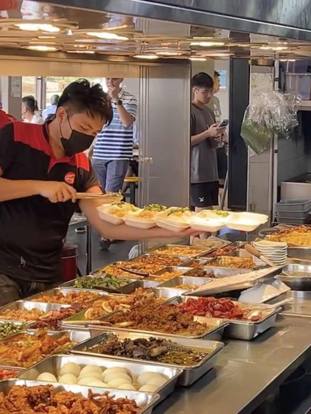 S’pore Cai Fan Hawker Balances 4 Takeaway Boxes Like A Pro While ...