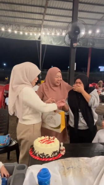 Helper In M’sia Breaks Down In Tears After Employer Throws Surprise ...