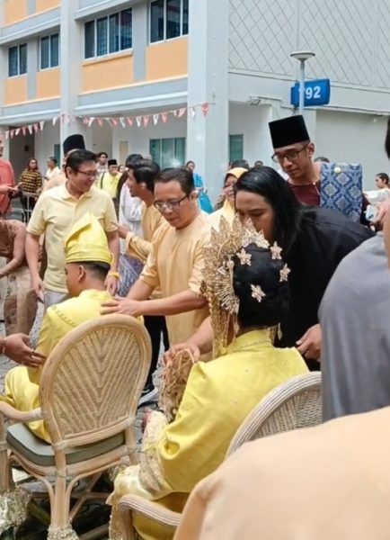 Couple Carried On Homemade Palanquin In Yew Tee Wedding Procession ...
