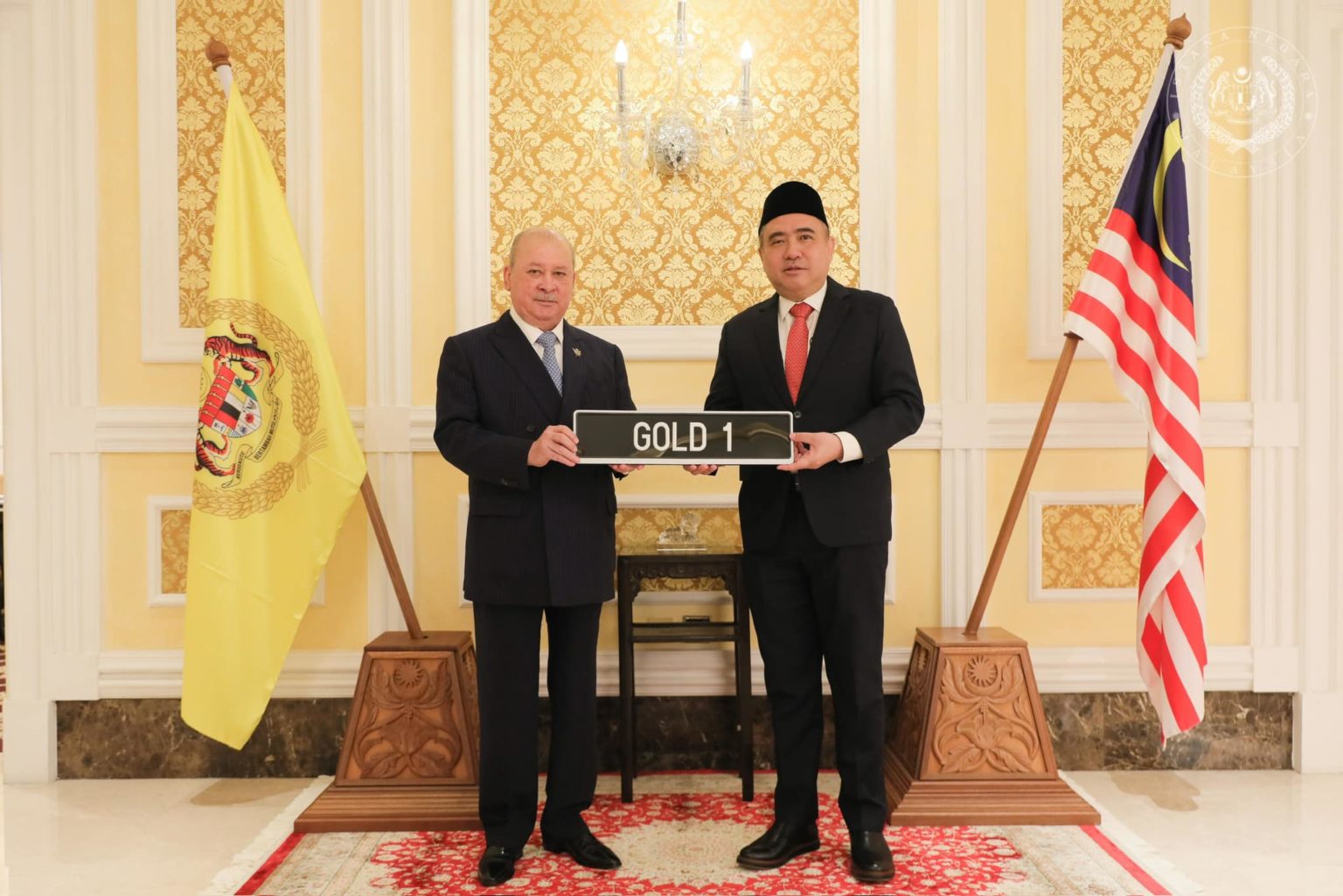 M’sia king bids RM1.5M for ‘GOLD 1’ licence plate & wins, money will go ...
