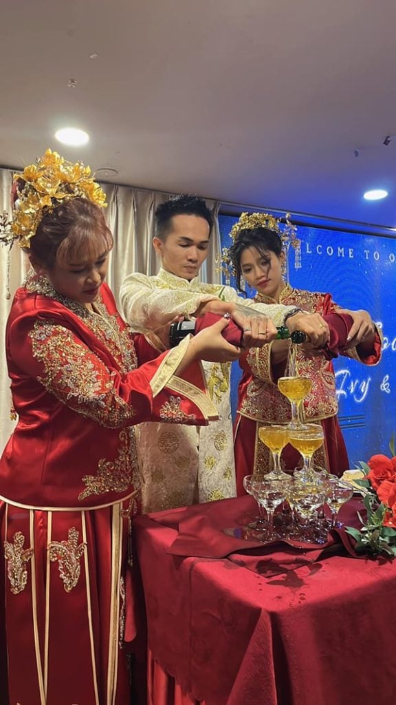 Chinese man in M'sia marries 2 wives, trio work at same noodle stall
