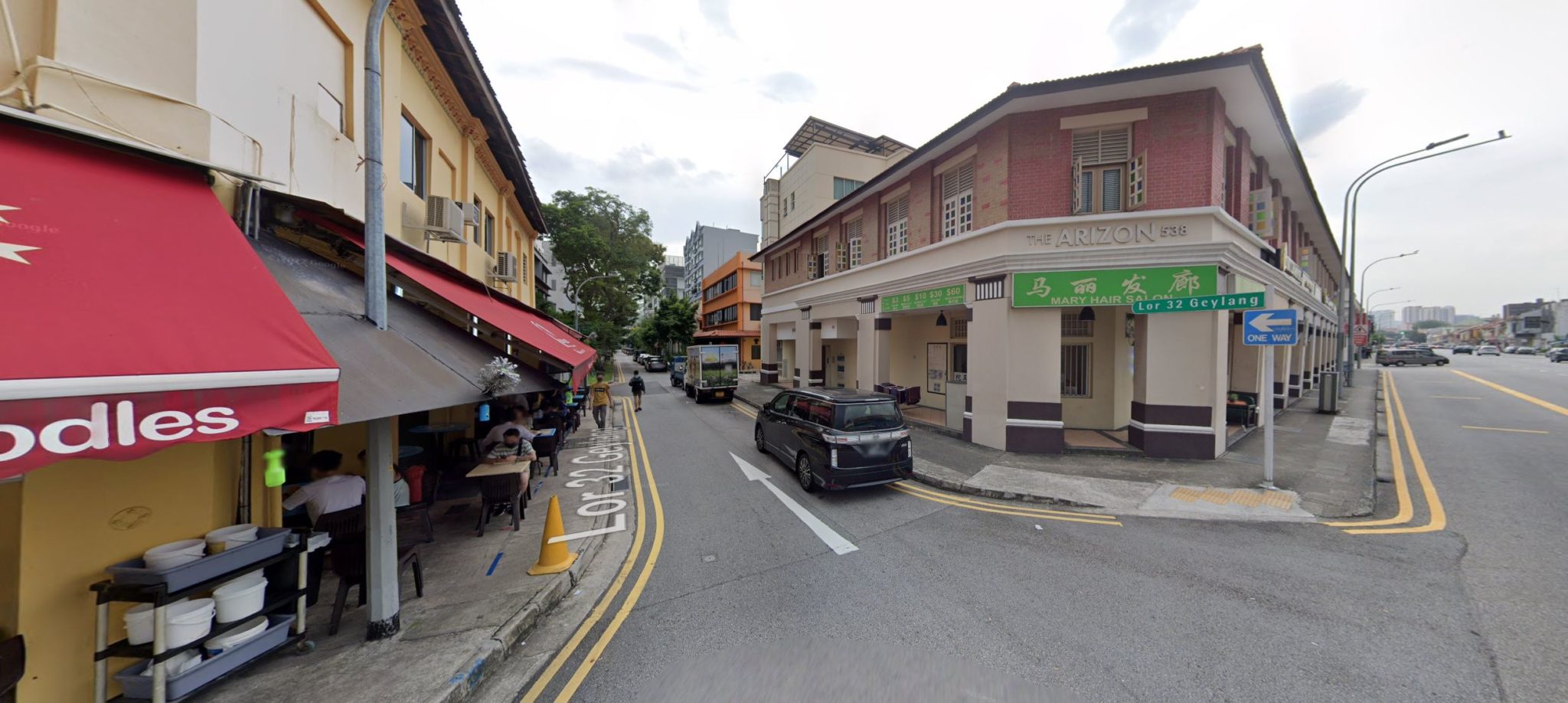 15 police vehicles deployed after alleged phone theft in Geylang, woman ...
