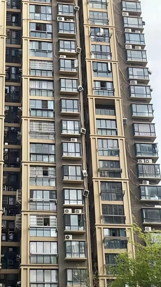 3 people fall to their deaths after strong winds blow them out of high ...
