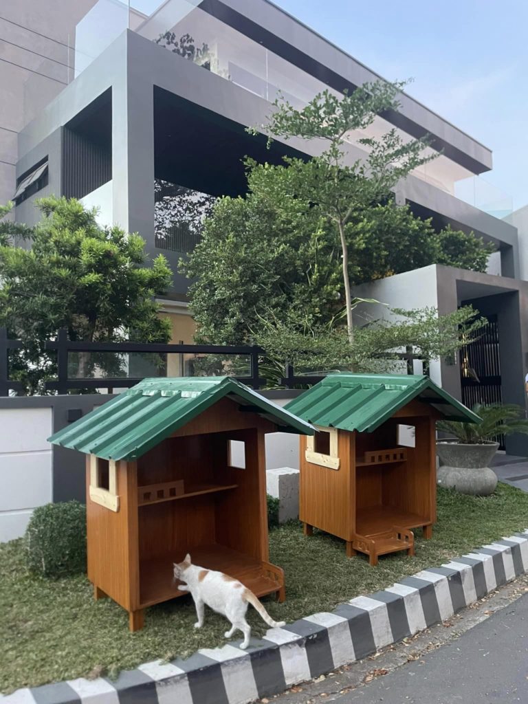 Carpenter in the Philippines makes tiny cat houses for stray cats