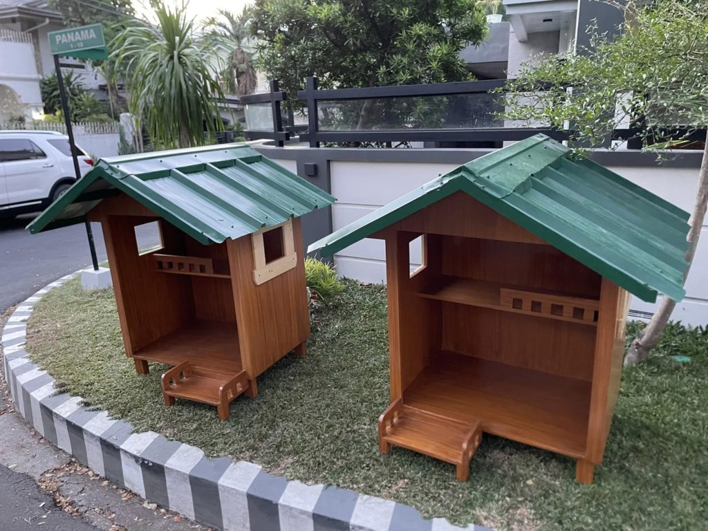 Carpenter in the Philippines makes tiny cat houses for stray cats