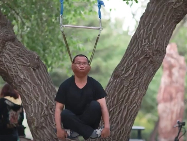 Man in China dies from popular 'neck hanging' exercise