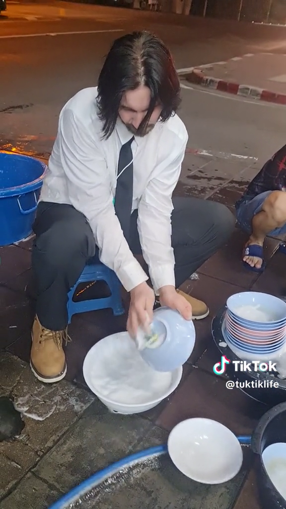 Keanu Reeves look-alike goes viral in Thailand, does odd jobs like dish ...