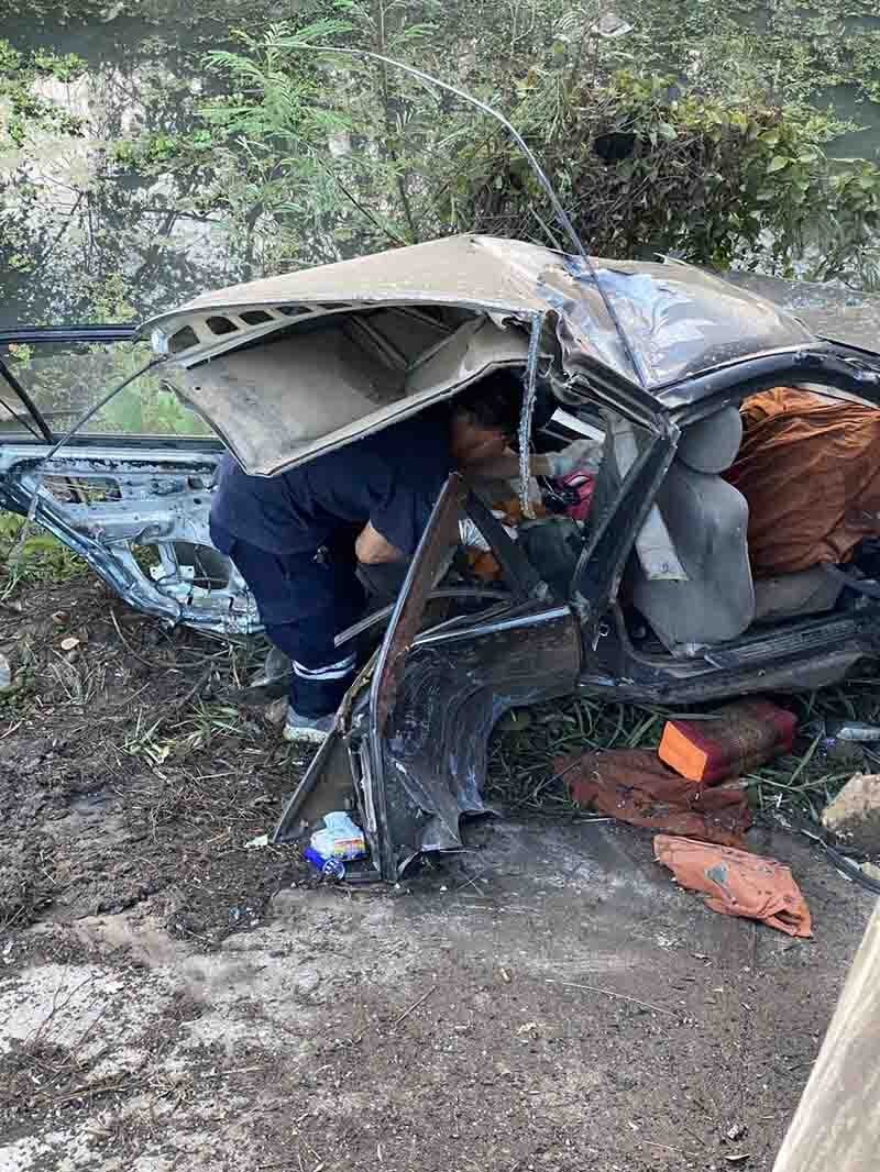 Man dressed like monk in Thailand crashes car & splits it in half, in ...