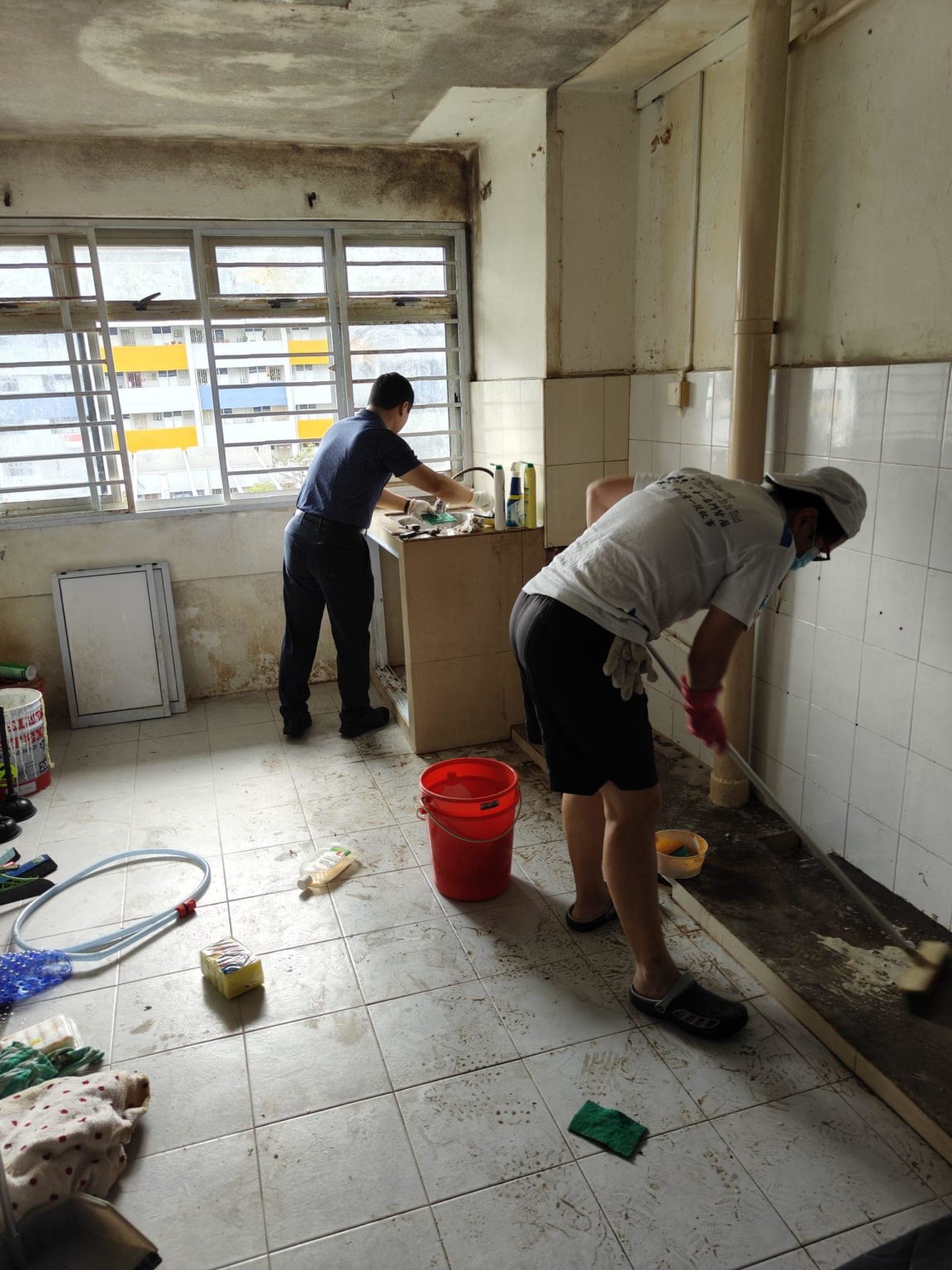 Volunteers clean mouldy, cat urine-soaked Boon Lay Drive flat in 6 ...