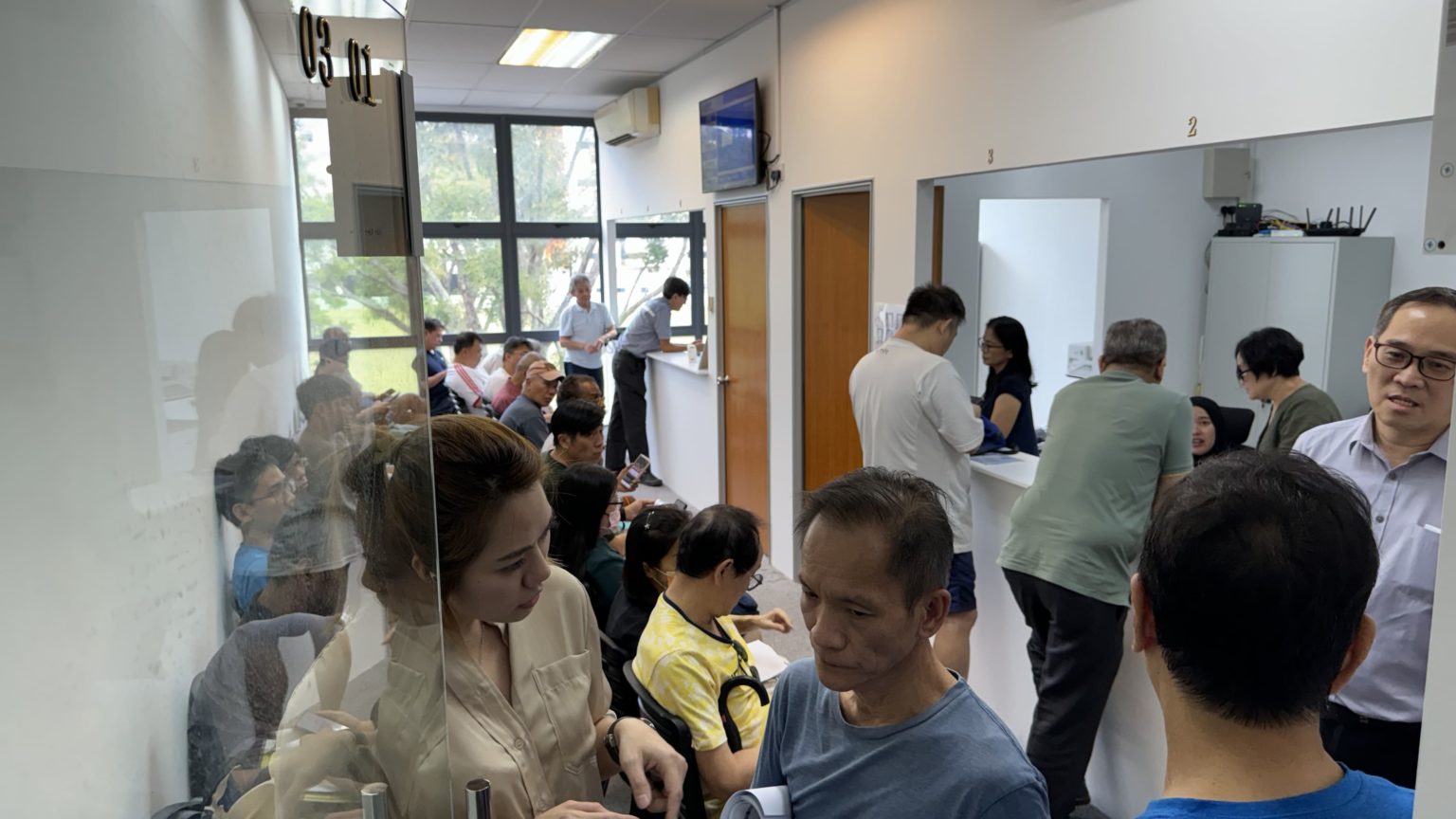 S'pore drivers flock to M'sia's VEP info counter in Woodlands, queue ...