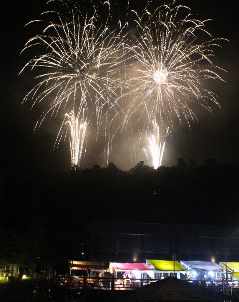 Photographer captures fireworks in Japan that end up looking like a ...