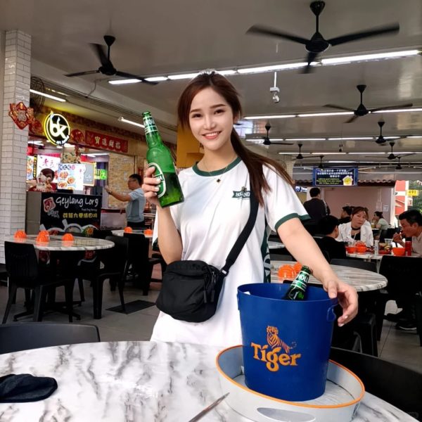 Beer lady in Jurong West dubbed S'pore's 'Xi Shi', stallholders hope ...