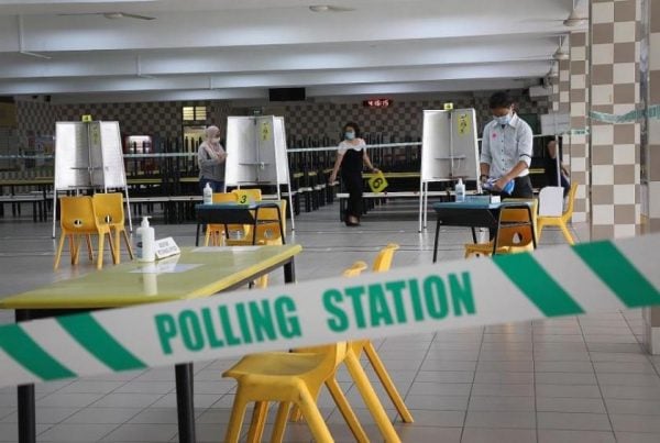 Man strokes polling officer's hand & sings to her during 2023 ...