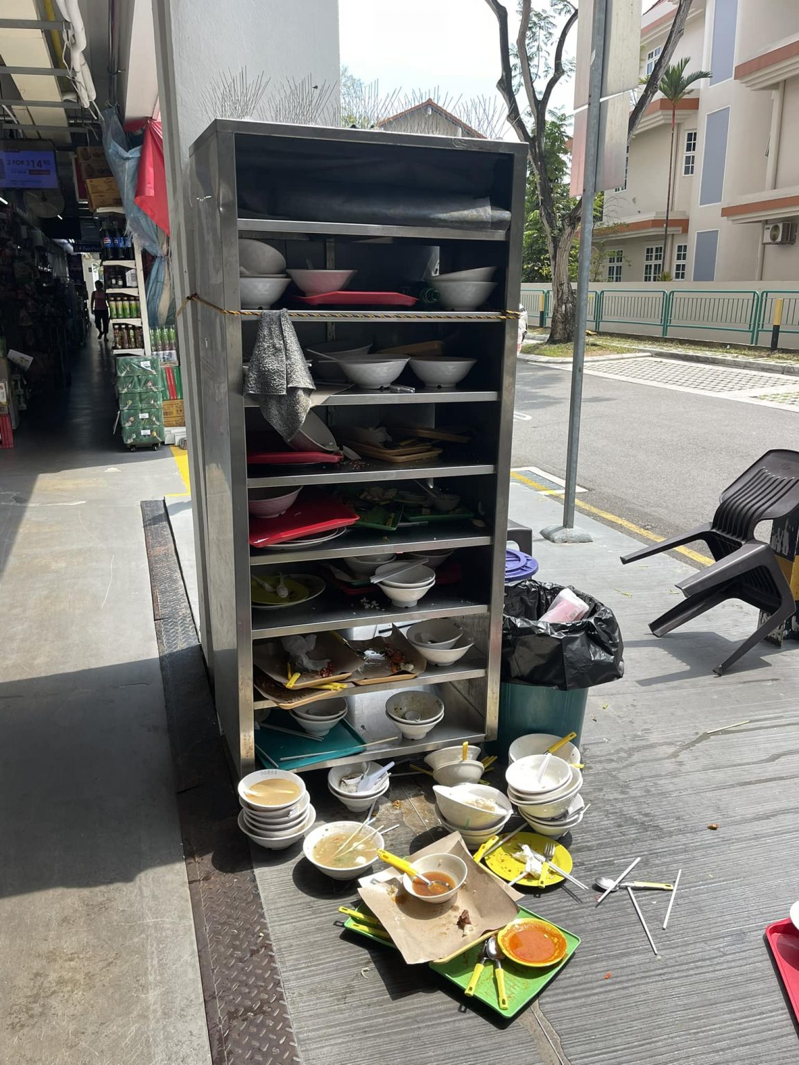 Overflowing tray return rack in Kembangan draws attention after cleaner ...