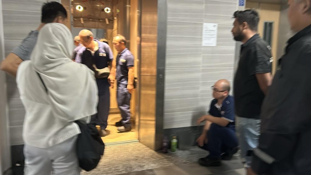 Tampines HDB lifts malfunctioned due to rain on 22 Nov, workers rushed ...