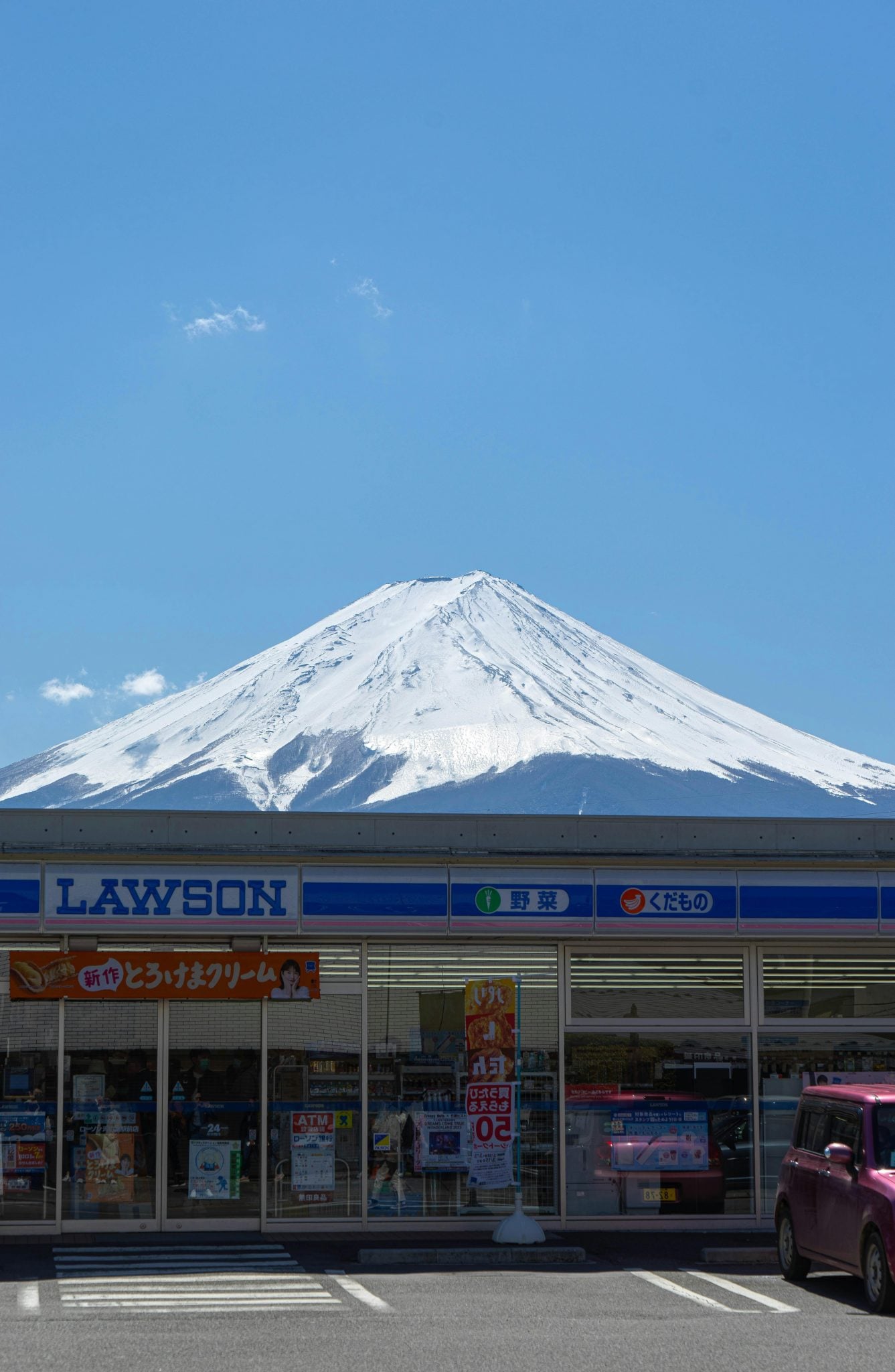 7-Eleven in Thailand features rocky mountain backdrop, resembles iconic ...